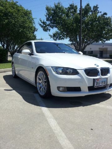 '09 White BMW 328i Coupe