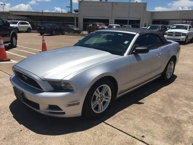 2014 Ford V6 - CONVERTIBLE!